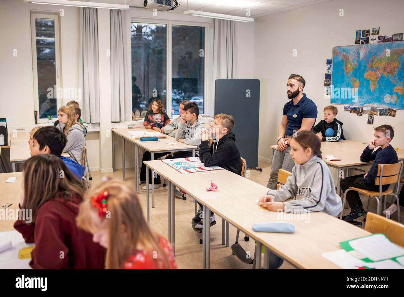Children listening classroom hi-res stock photography and images - Alamy