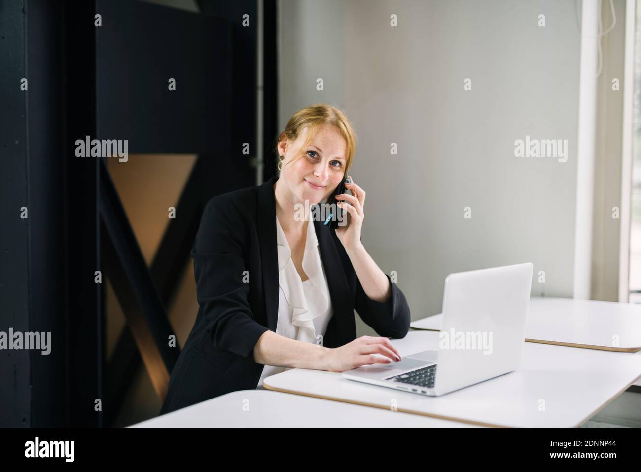 Office work phone cell hi-res stock photography and images - Alamy
