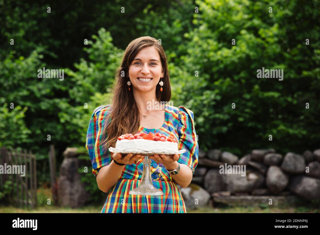 Woman holding cake hi-res stock photography and images - Alamy