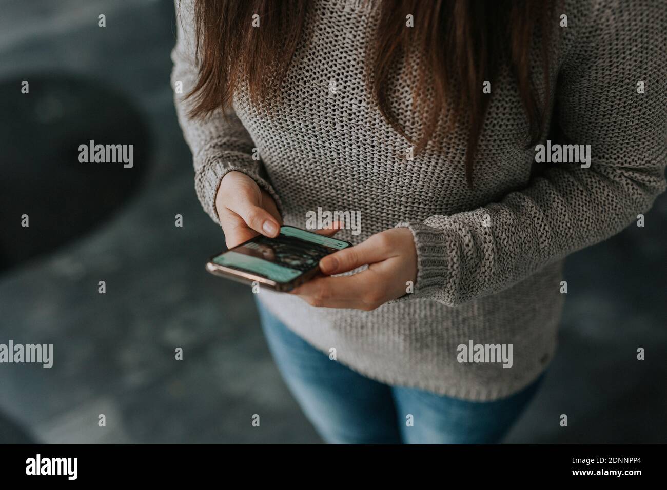 Phone in womans hands hi-res stock photography and images - Alamy