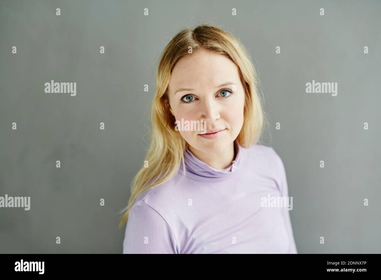 Woman portrait looking at camera hi-res stock photography and images ...