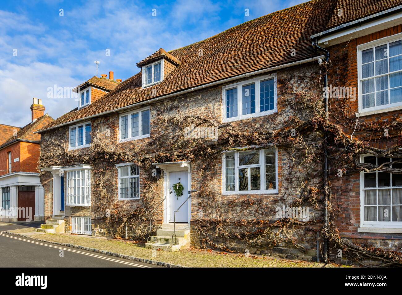 English cottage style terraced housing hi-res stock photography and ...