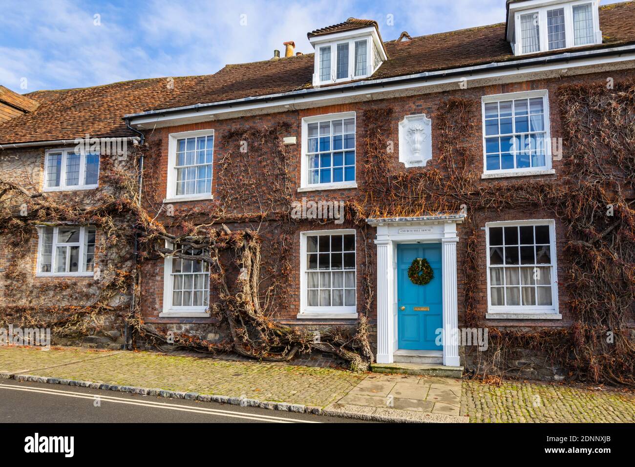 English cottage style terraced housing hi-res stock photography and ...