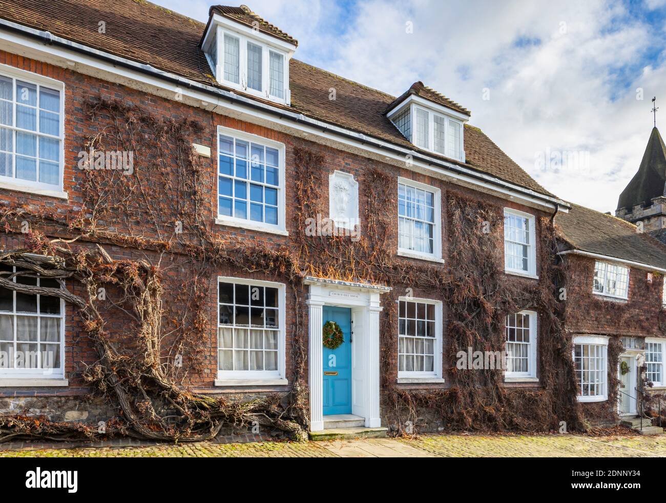 English cottage style terraced housing hi-res stock photography and ...