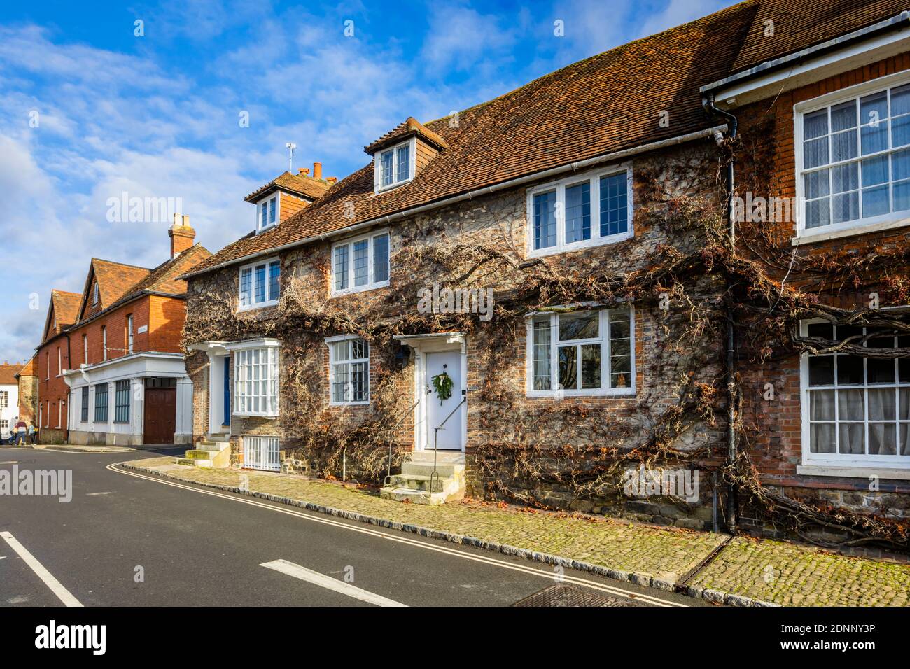 English cottage style terraced housing hi-res stock photography and ...