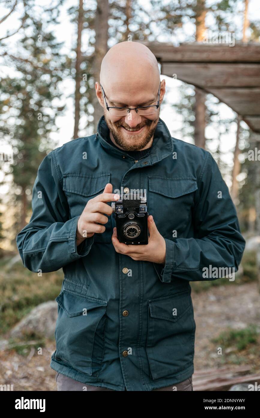 Man holding camera hi-res stock photography and images - Alamy