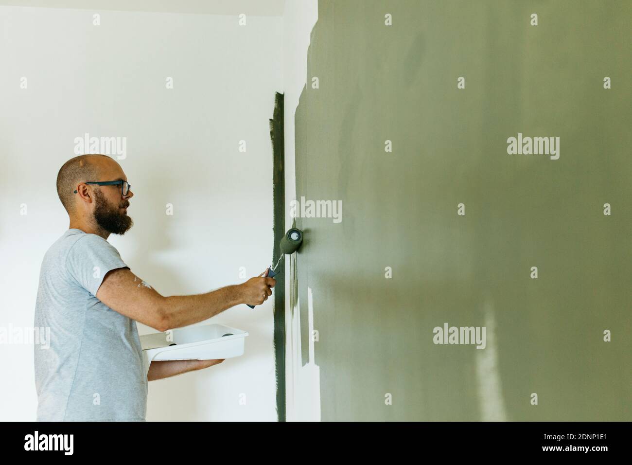 Man paints walls paint roller hi-res stock photography and images - Alamy