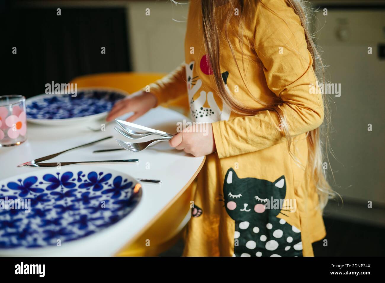 Children setting table hi-res stock photography and images - Alamy