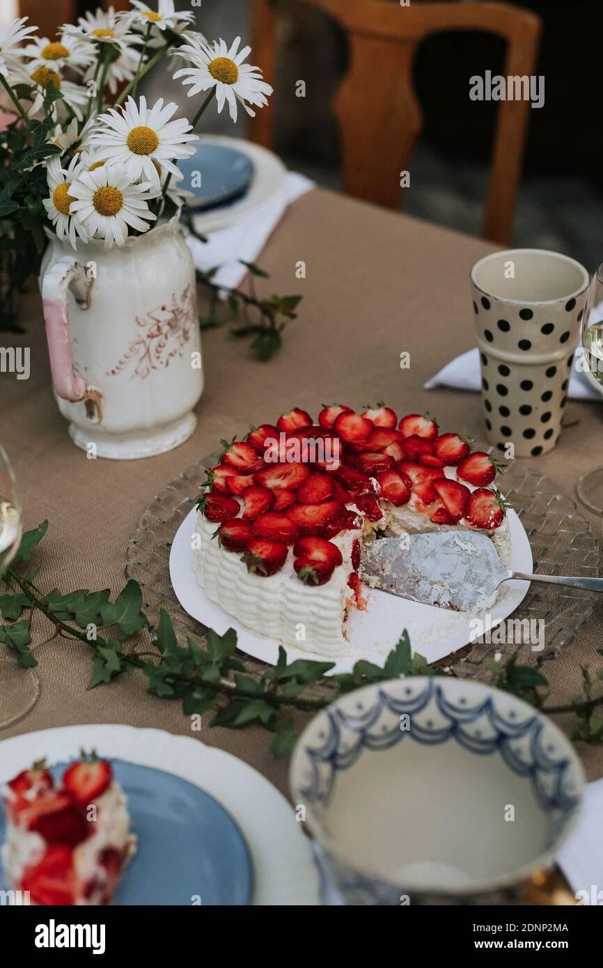 Picnic table with cake hi-res stock photography and images - Alamy