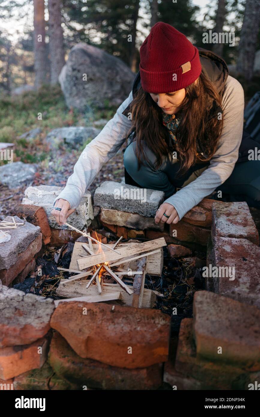 Woman looking campfire hi-res stock photography and images - Alamy