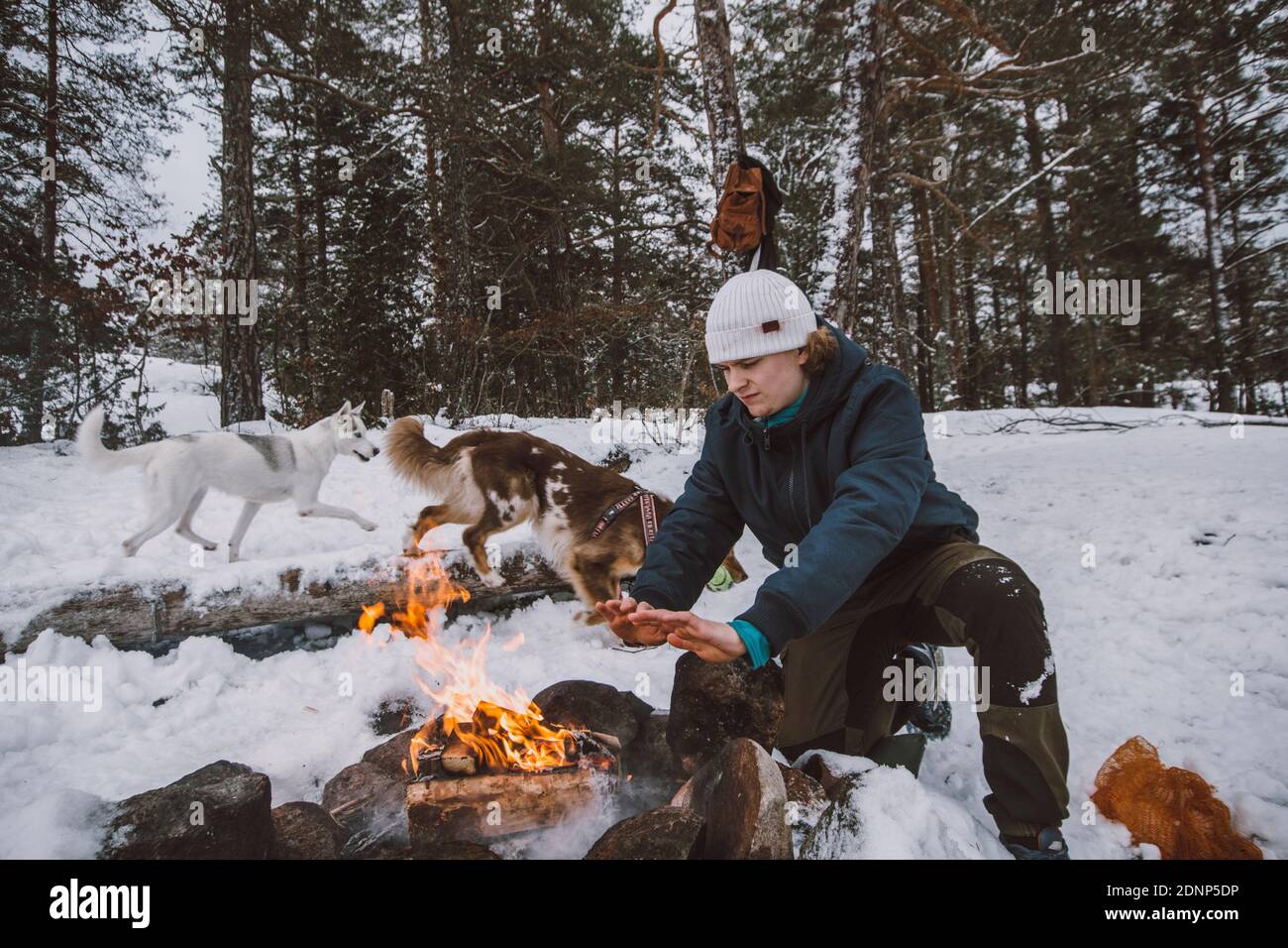 Man campfire hi-res stock photography and images - Alamy
