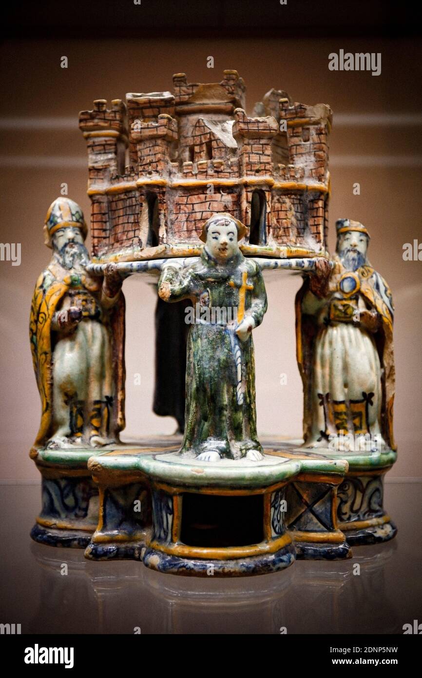 Medieval pottery hi-res stock photography and images - Alamy