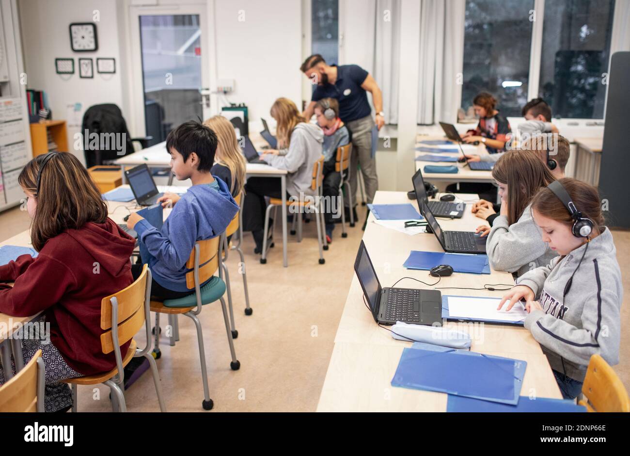 Children in classroom using laptops Stock Photo - Alamy