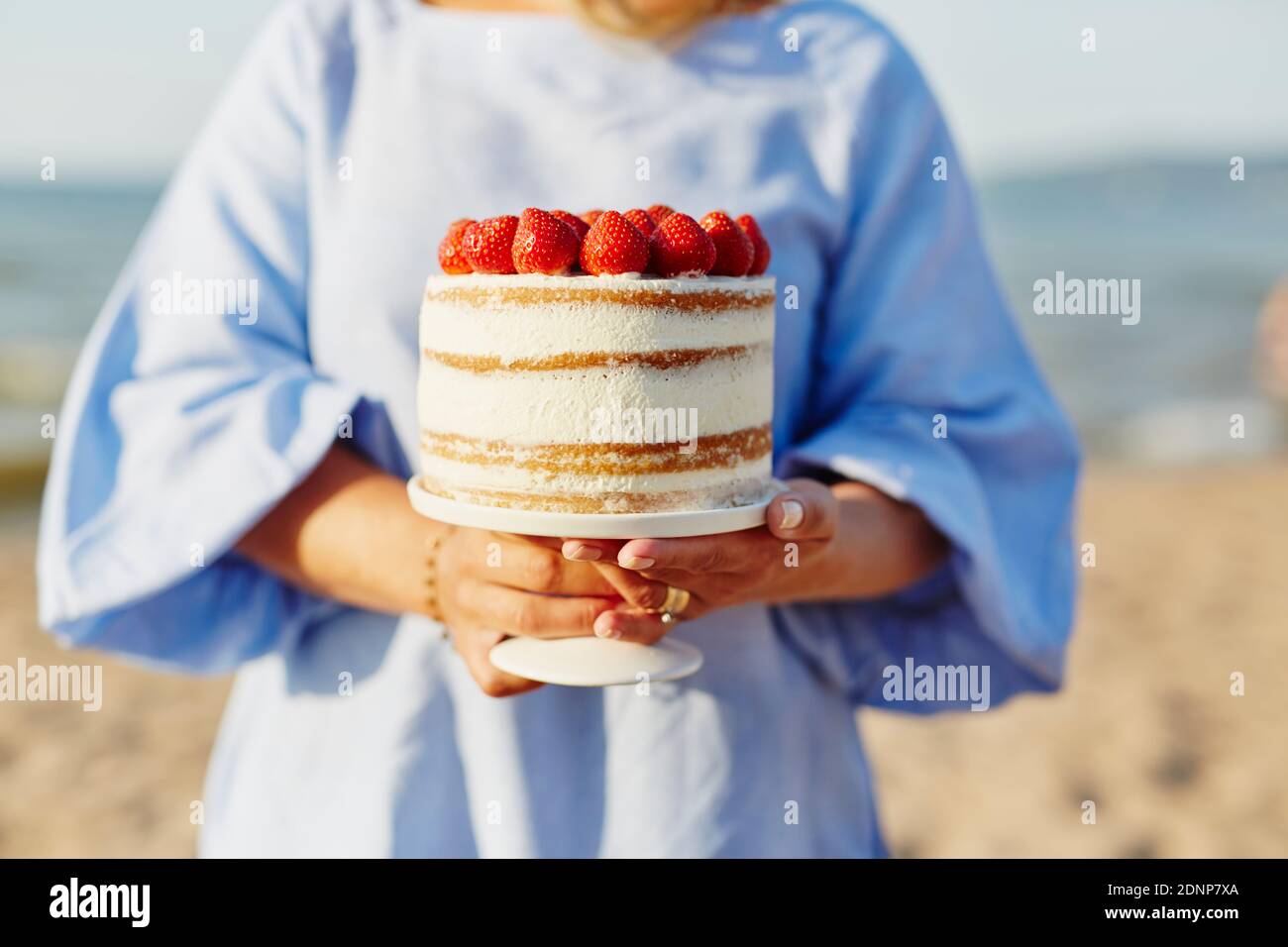 Hand holding cake hi-res stock photography and images - Alamy