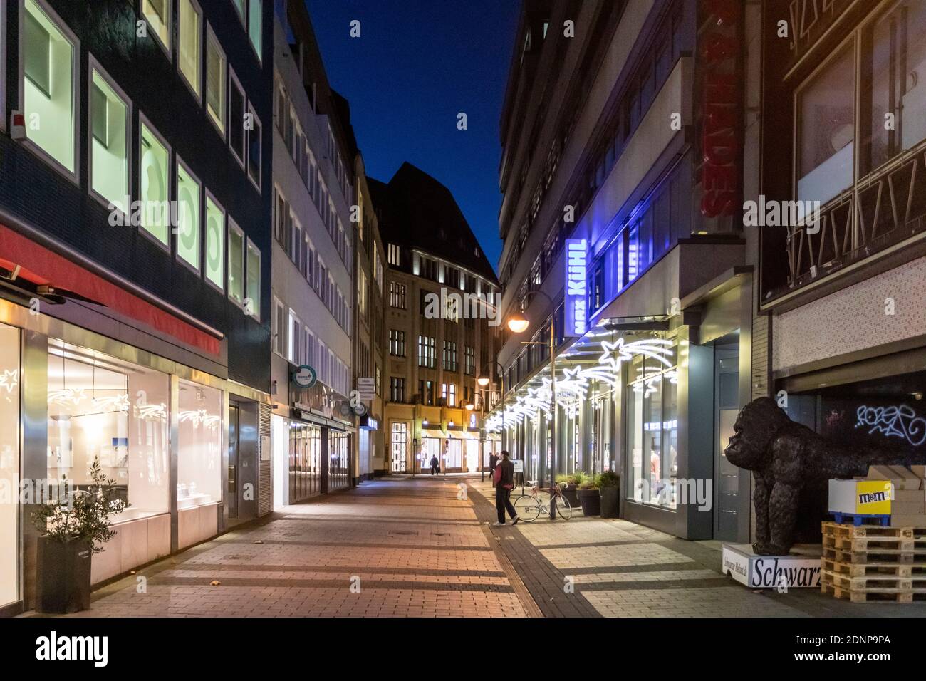 Shopping streets in Cologne after the lockdown in the Corona crisis ...