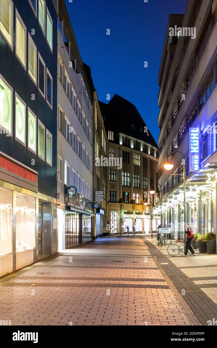 Shopping streets in Cologne after the lockdown in the Corona crisis ...