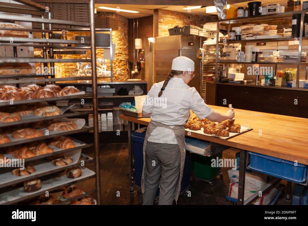 Female baker in bakery Stock Photo - Alamy