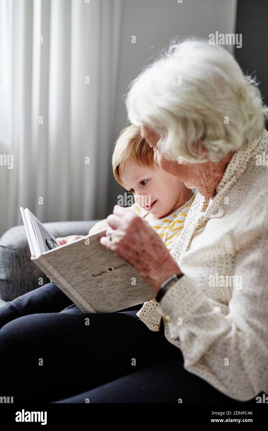 Grandmother reading children hi-res stock photography and images - Alamy