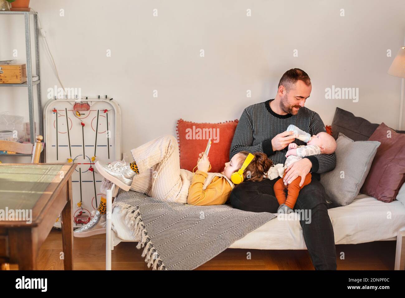 Father children in living hi-res stock photography and images - Alamy