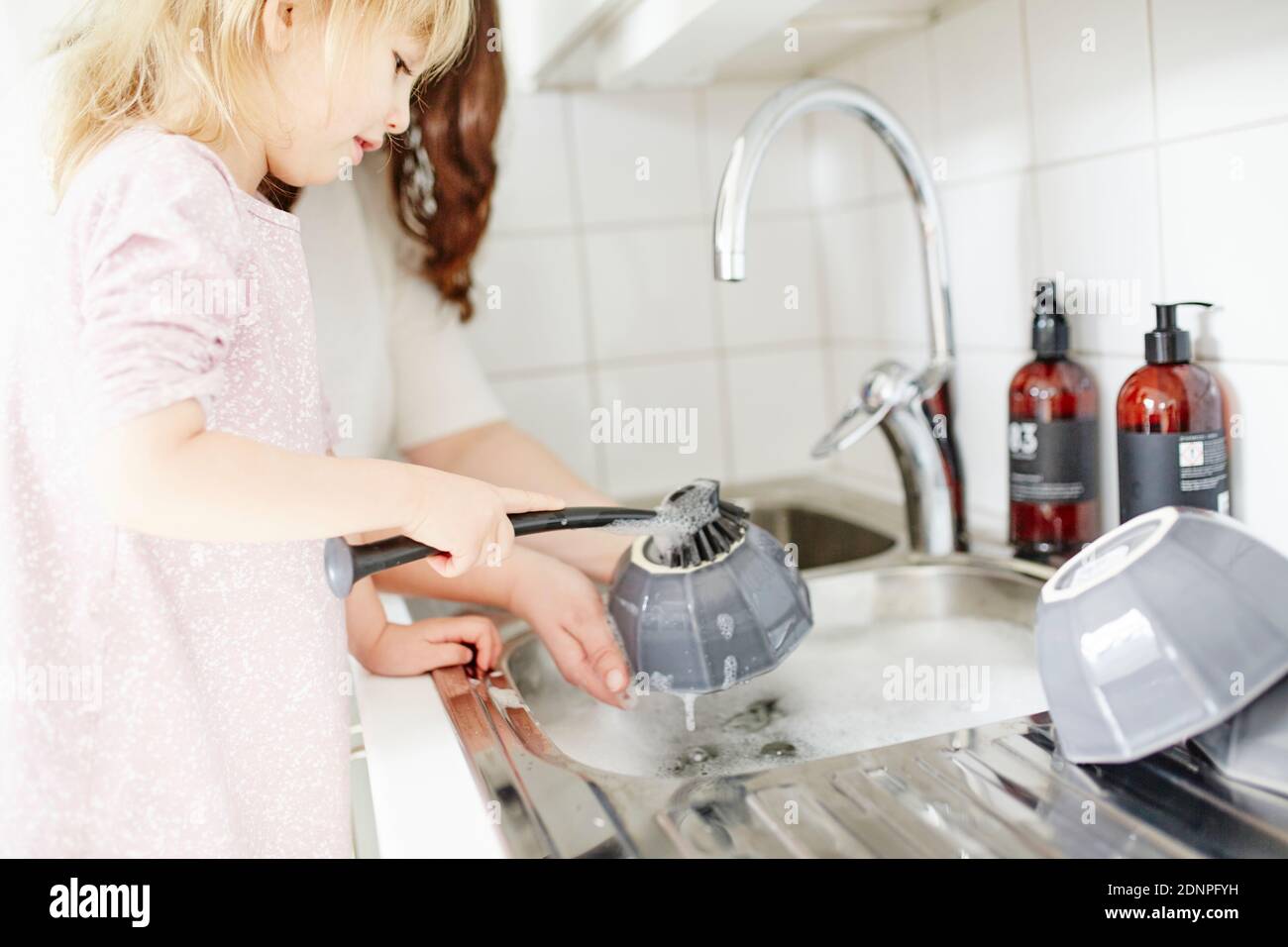 Mother and daughter washing dishes Stock Photo - Alamy