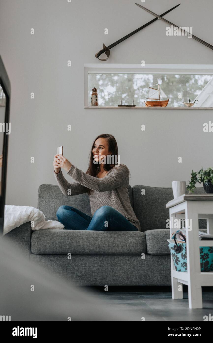 Woman selfie living room hi-res stock photography and images - Alamy