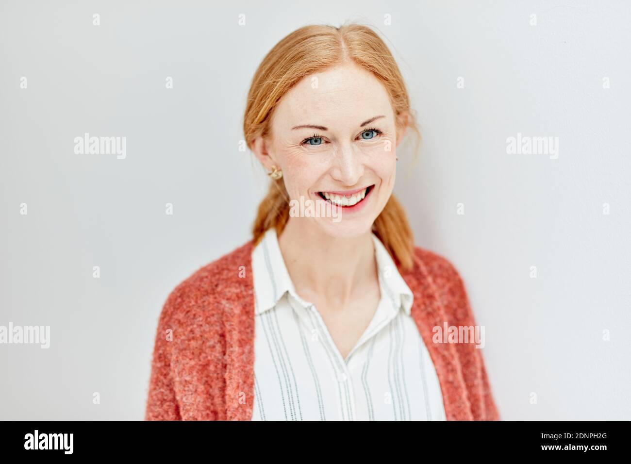 Woman smiling up at camera hi-res stock photography and images - Alamy