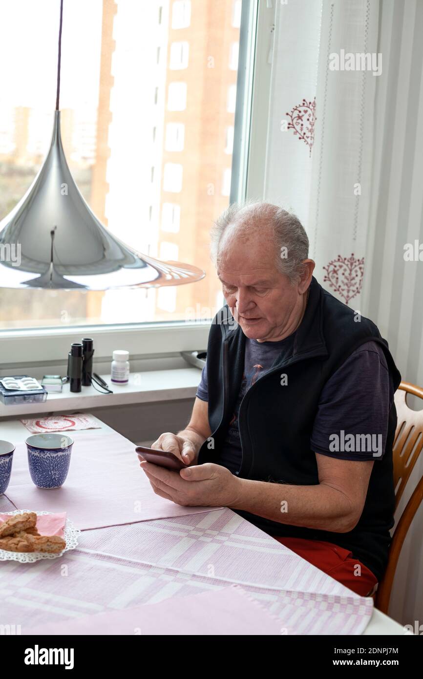 Old man cell phone hi-res stock photography and images - Alamy