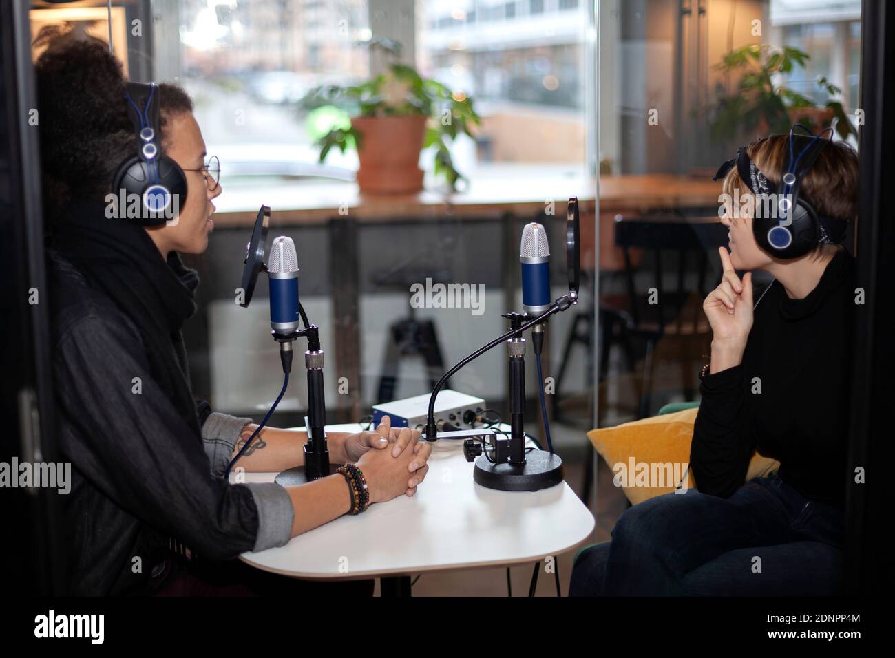 Conversation microphone hi-res stock photography and images - Alamy