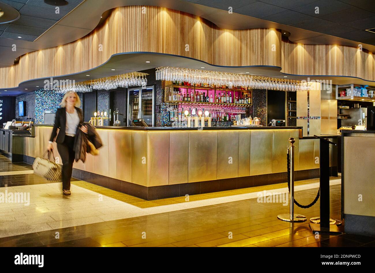 Empty bar hi-res stock photography and images - Alamy