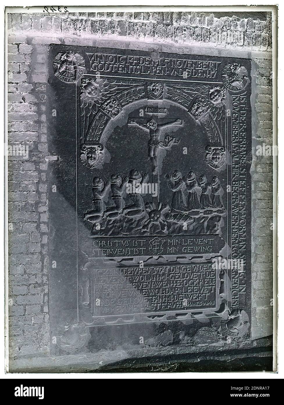 Slab tomb Cut Out Stock Images & Pictures - Alamy