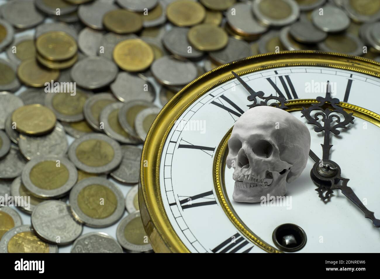 Skull clock hi-res stock photography and images - Alamy