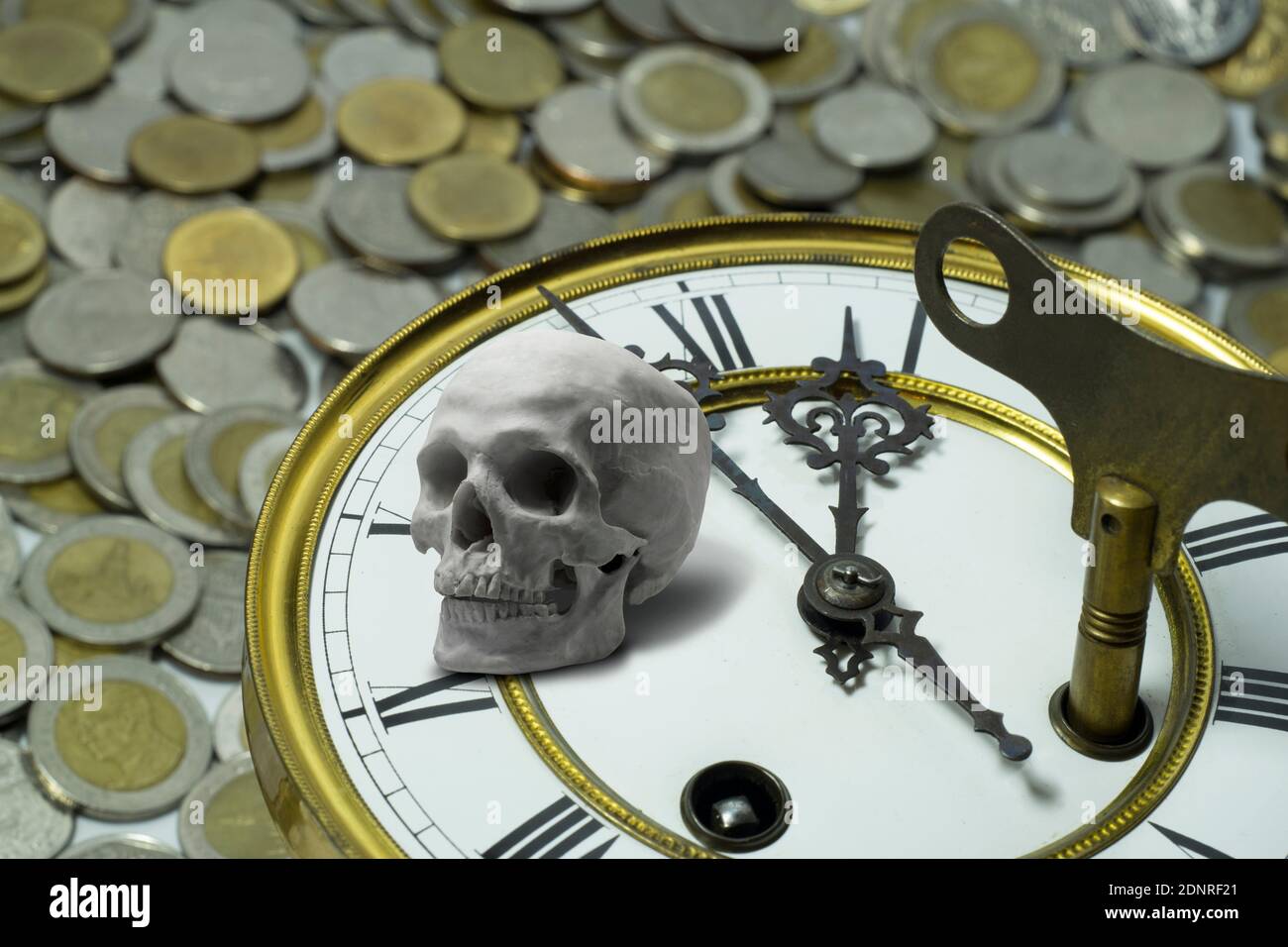 Skull clock hi-res stock photography and images - Alamy