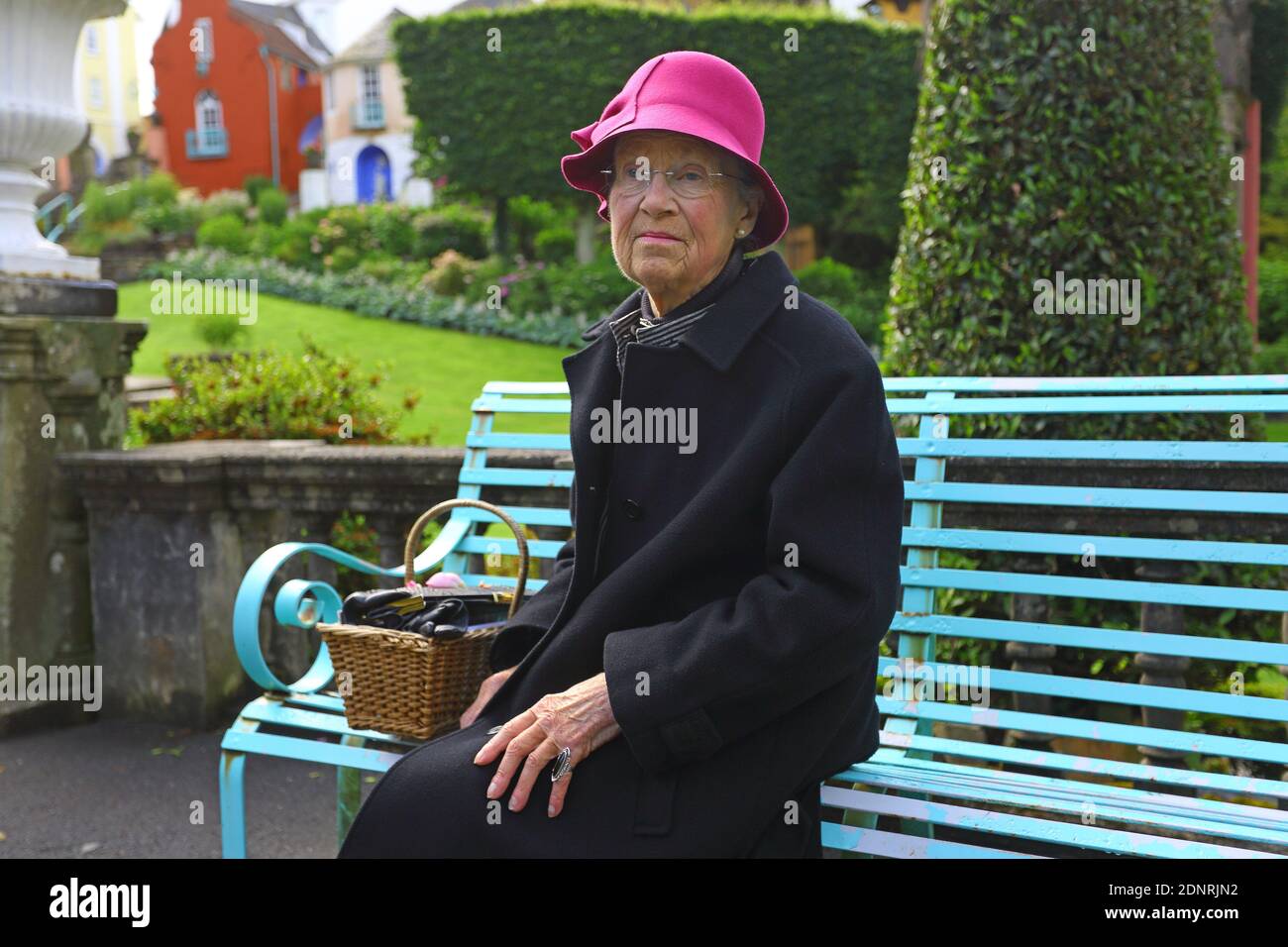 Woman siting on bench hi-res stock photography and images - Alamy