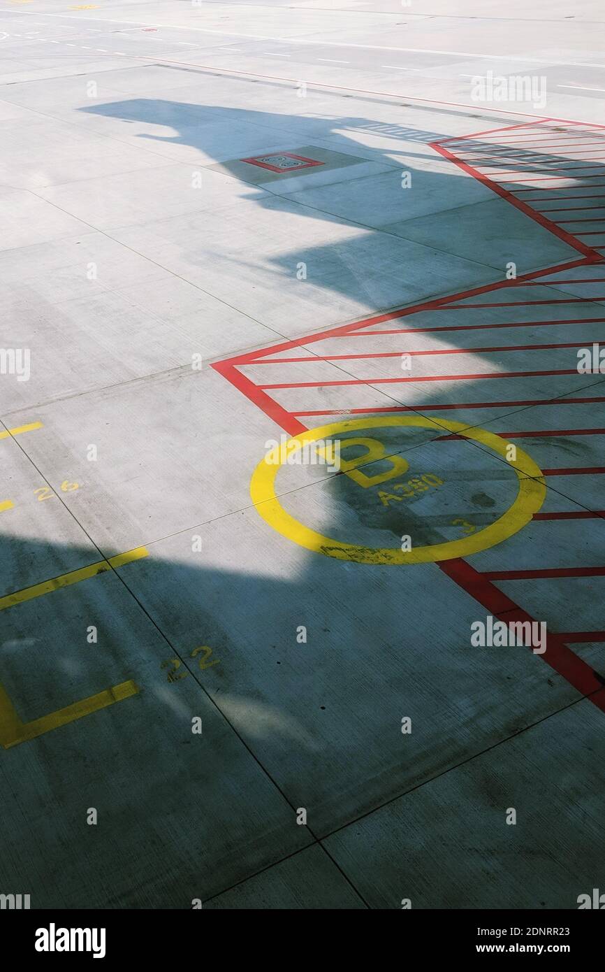 Airport sign and markings hi-res stock photography and images - Alamy