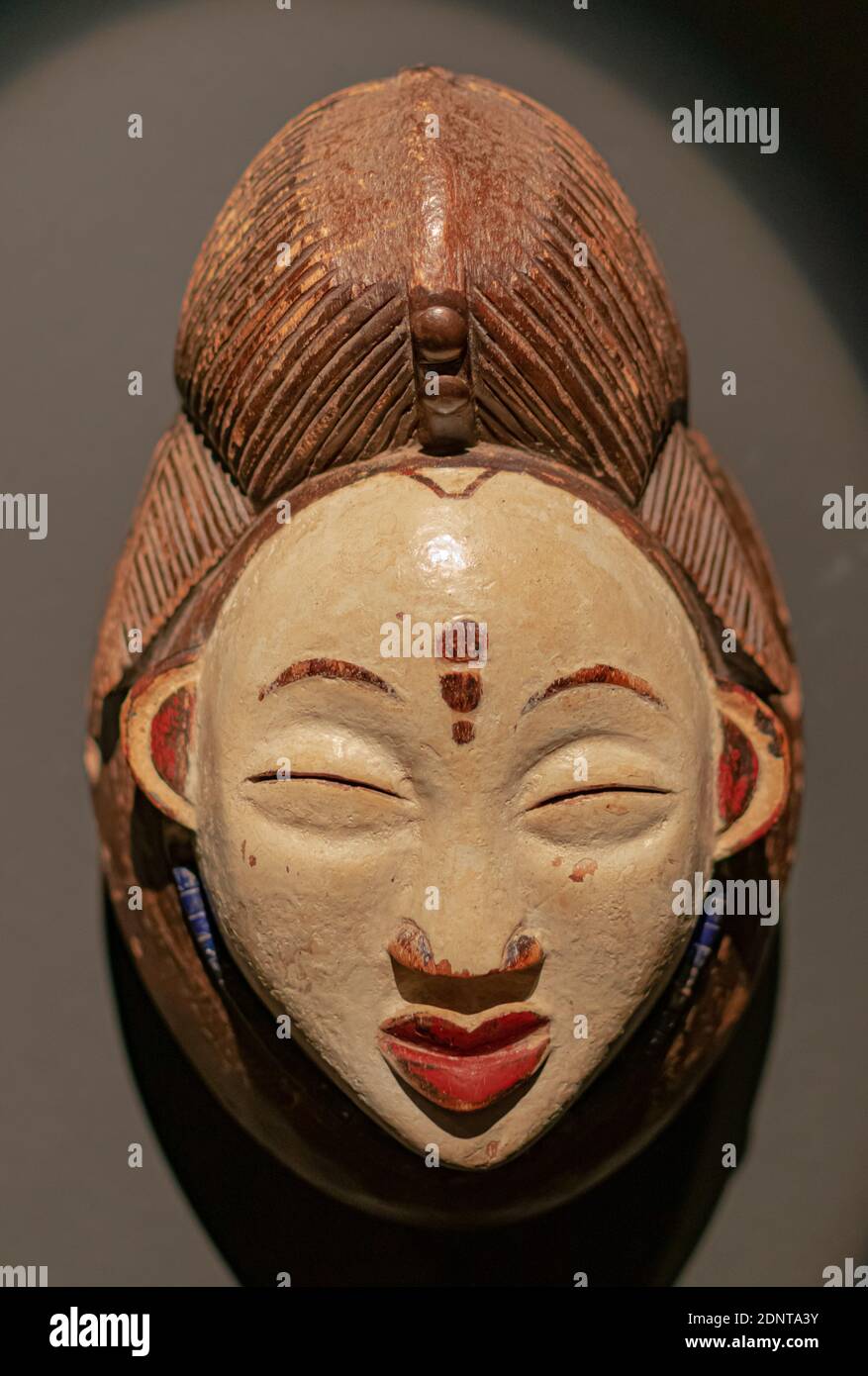 Okuyi mask hi-res stock photography and images - Alamy