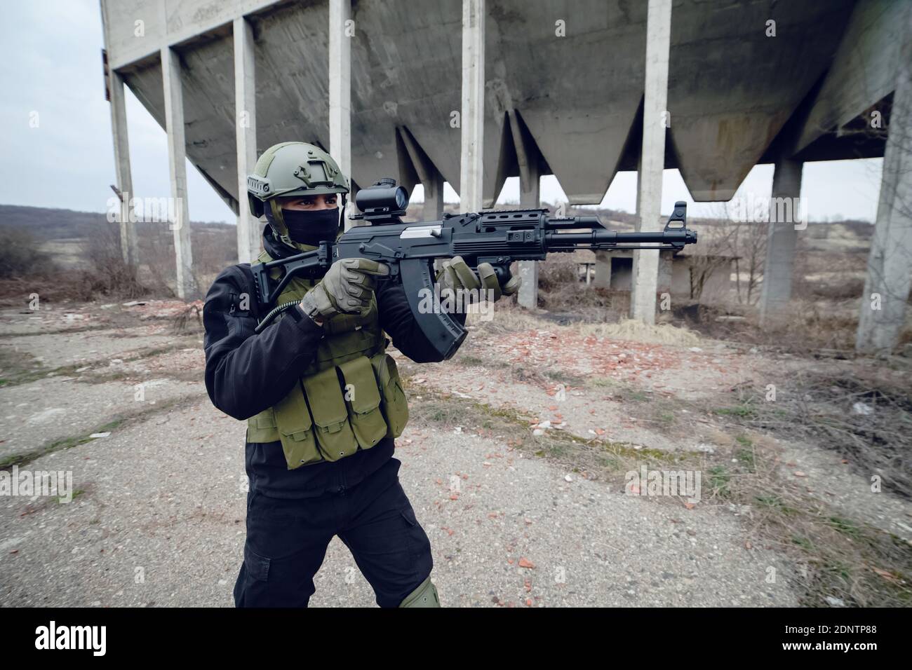 Uniform standing built structure army soldier hi-res stock photography ...