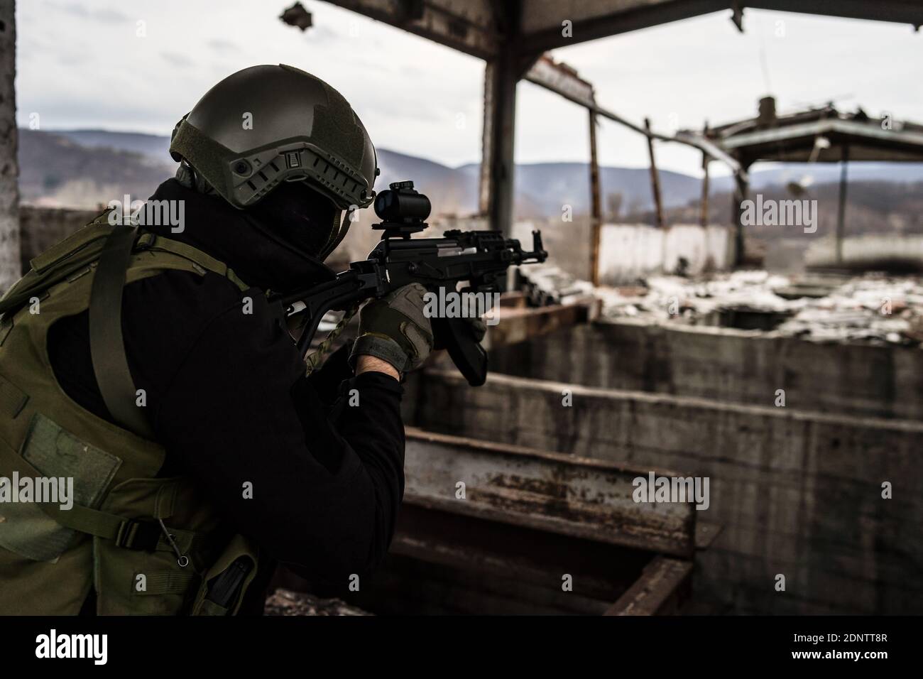 Uniform standing built structure army soldier hi-res stock photography ...