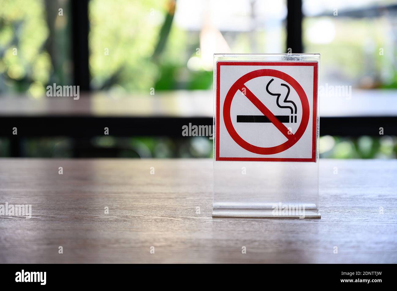 No smoking sign restaurant hi-res stock photography and images - Alamy