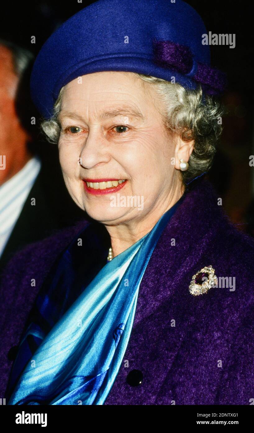 The queen elizabeth headshot hi-res stock photography and images - Alamy