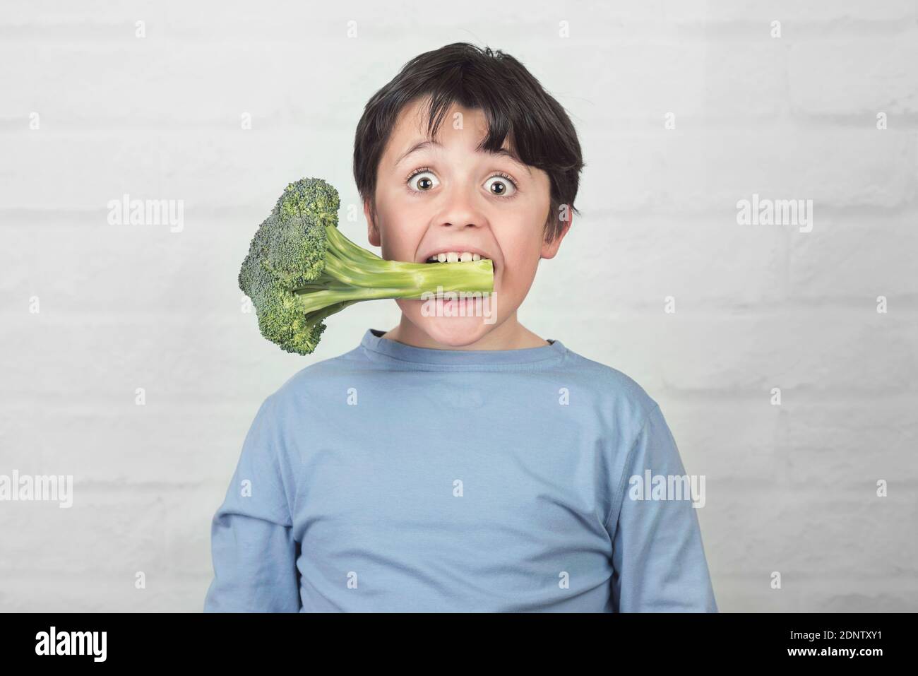Boys holding broccoli hi-res stock photography and images - Alamy