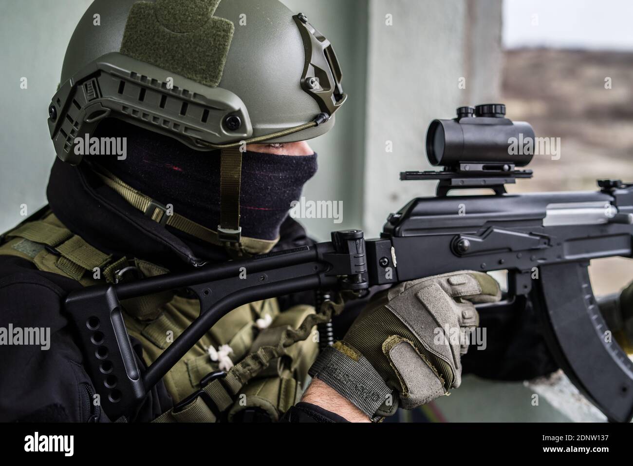 Uniform standing built structure army soldier hi-res stock photography ...