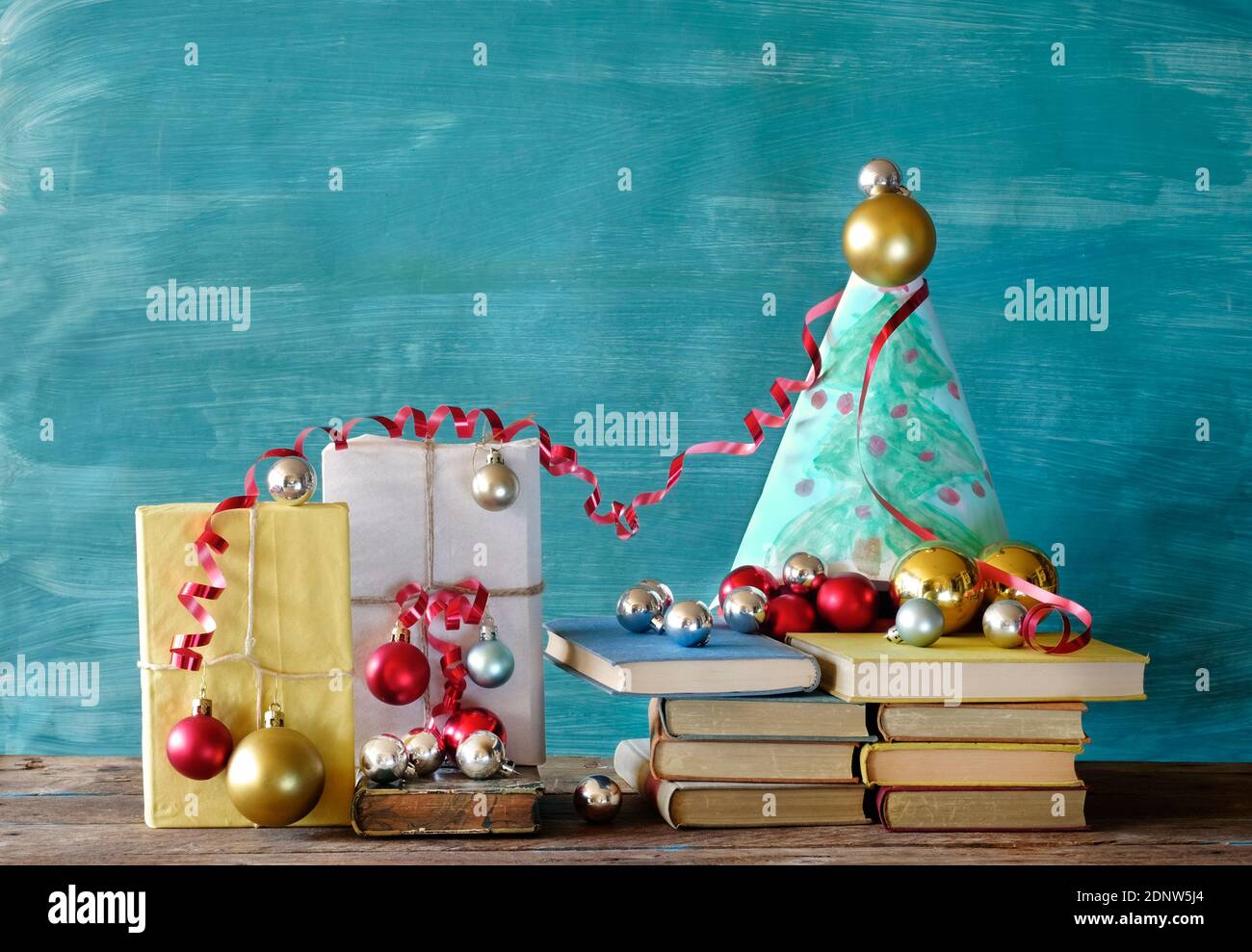 Christmas book tree shelf hi-res stock photography and images - Alamy