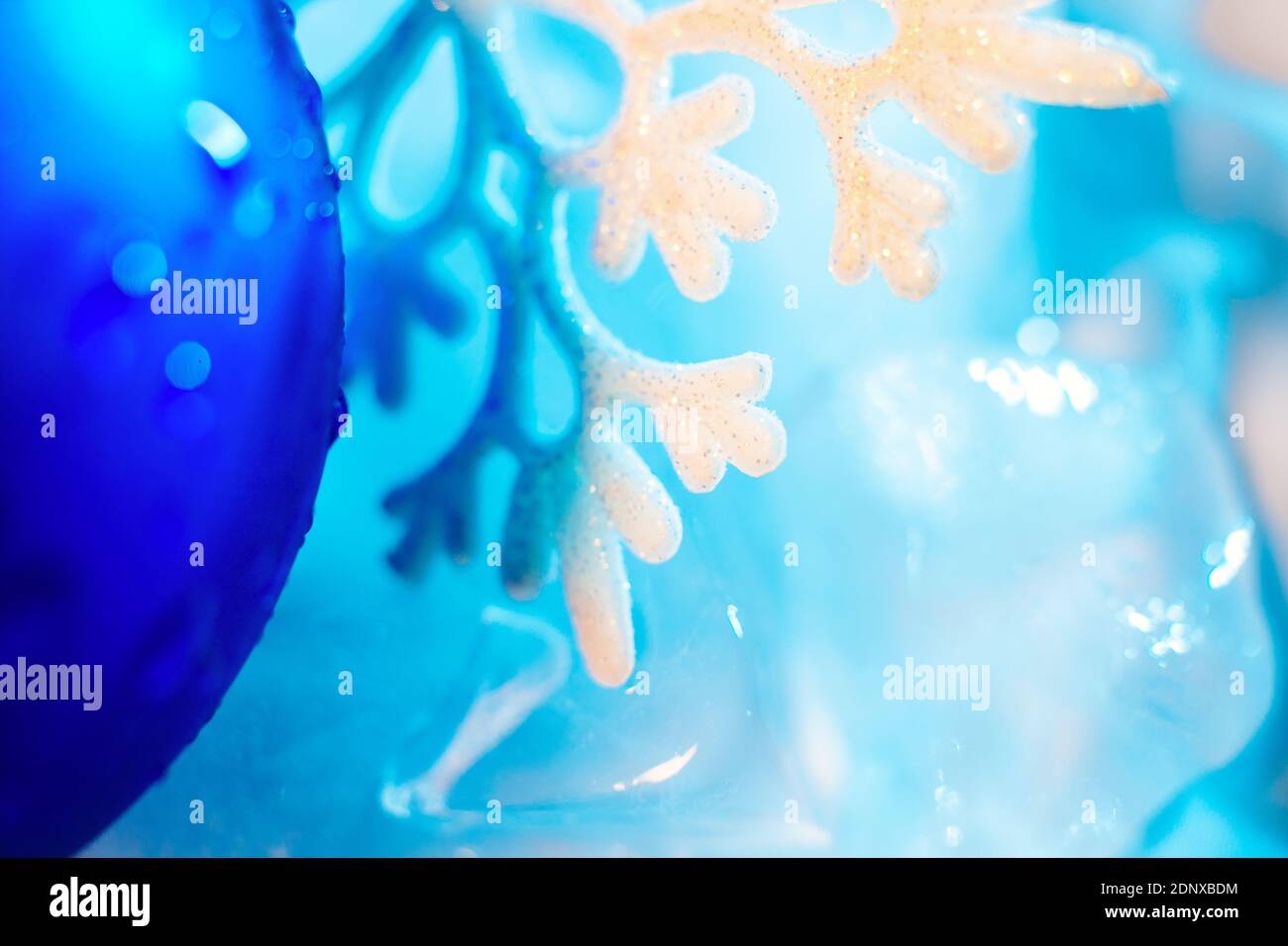 Christmas tree bal hi-res stock photography and images - Alamy