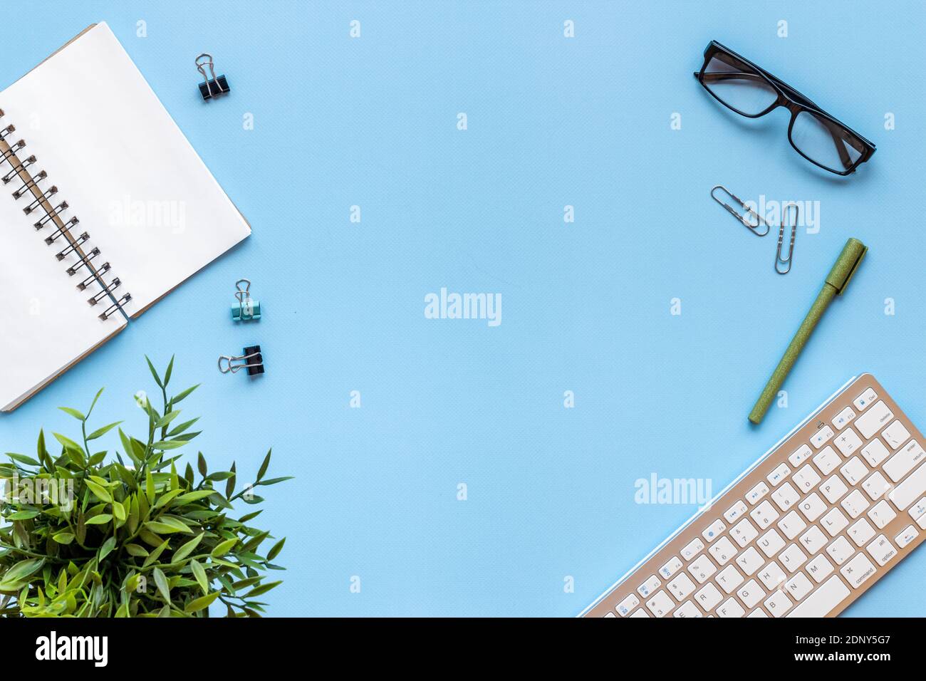 Flat lay workplace office desktop with keyboard and office supplies ...