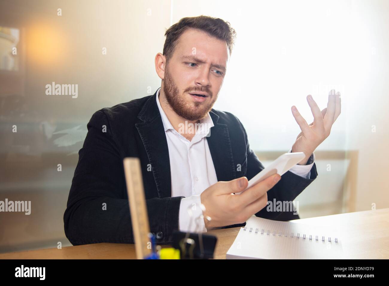 Group of angry people talking hi-res stock photography and images - Alamy