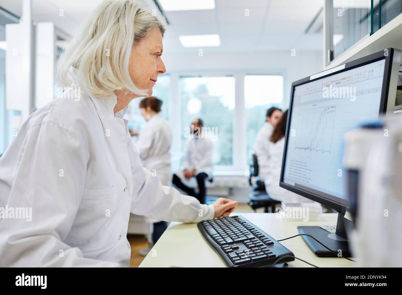 Woman laboratory computer hi-res stock photography and images - Alamy