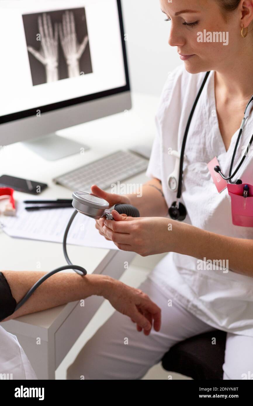 Doctor measuring blood pressure Stock Photo - Alamy Doctor measuring blood pressure Stock Photo - Alamy