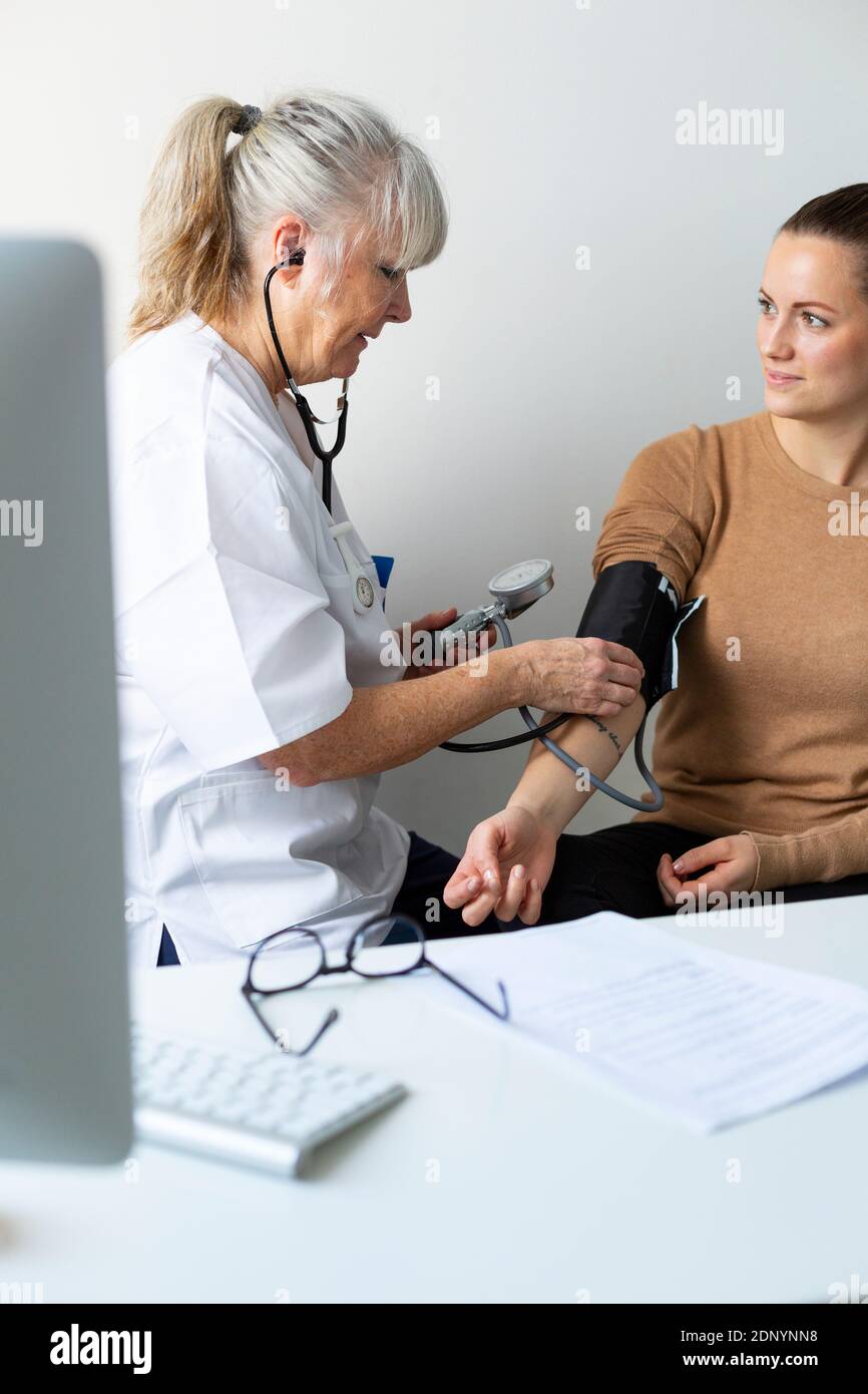 Doctor measuring blood pressure Stock Photo - Alamy Doctor measuring blood pressure Stock Photo - Alamy