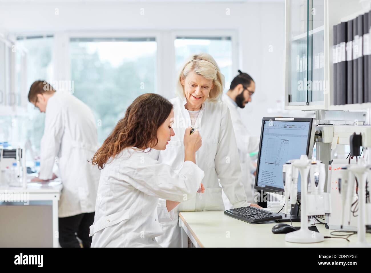 Laboratory women hi-res stock photography and images - Alamy