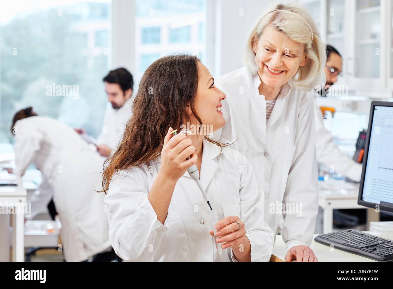 Women in science education hi-res stock photography and images - Alamy